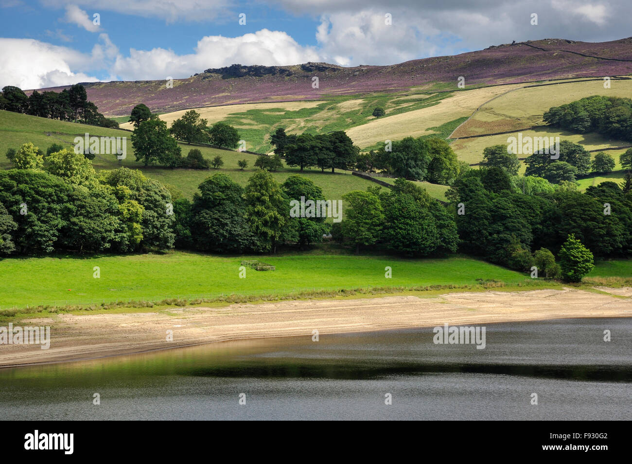 View across Ladybower reservoir to Derwent edge in summer. A scenic ...