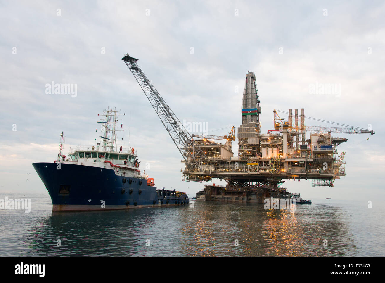 Shallow water oil rig hi-res stock photography and images - Alamy