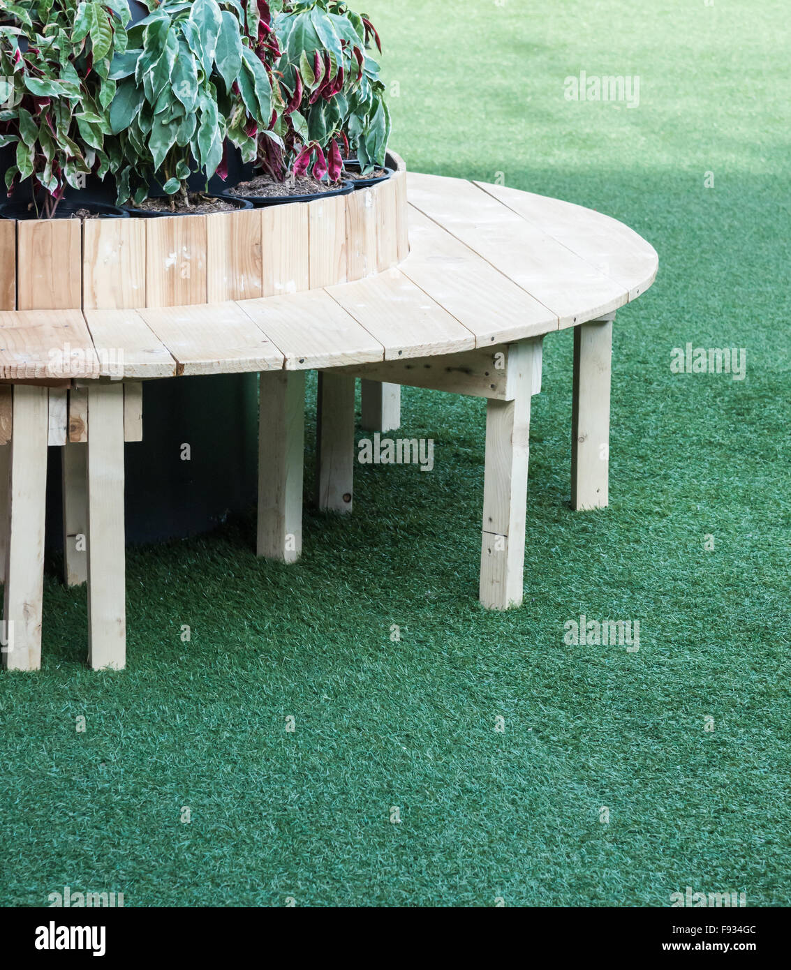 Curved wooden seat around the pillar of botanical garden Stock Photo ...