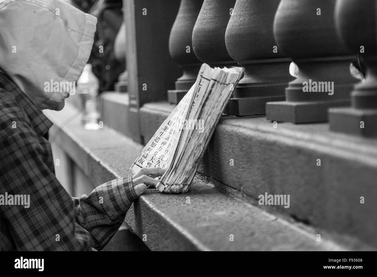 Lady praying at Longshan Temple Stock Photo - Alamy Lady praying at Longshan Temple Stock Photo - Alamy
