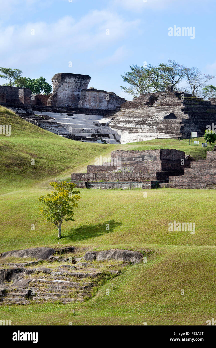 View towards the palace at the Mayan ruins of Comalcalco, Tabasco ...