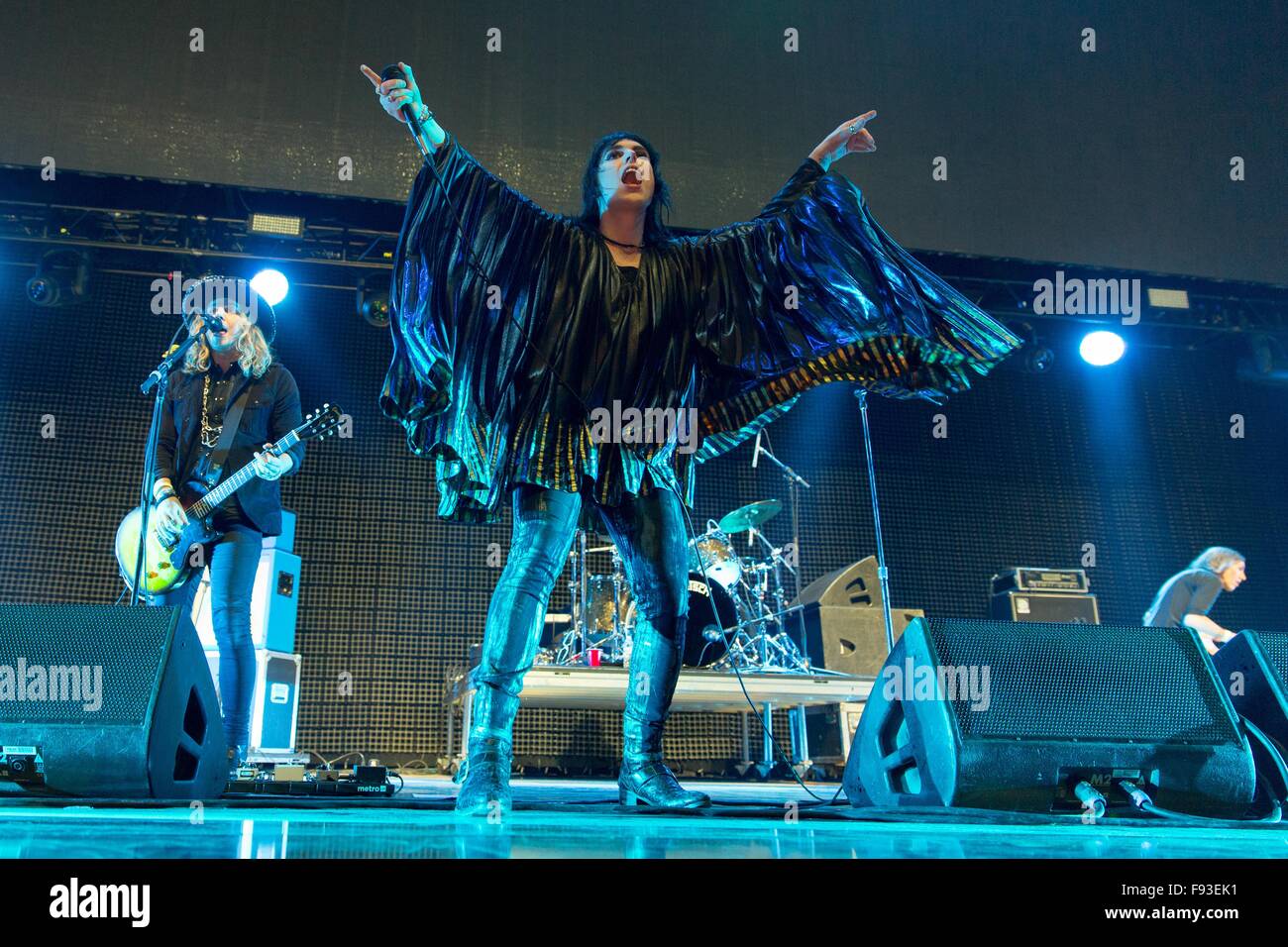 Los Angeles, California, USA. 12th Dec, 2015. Guitarist ADAM SLACK (L ...