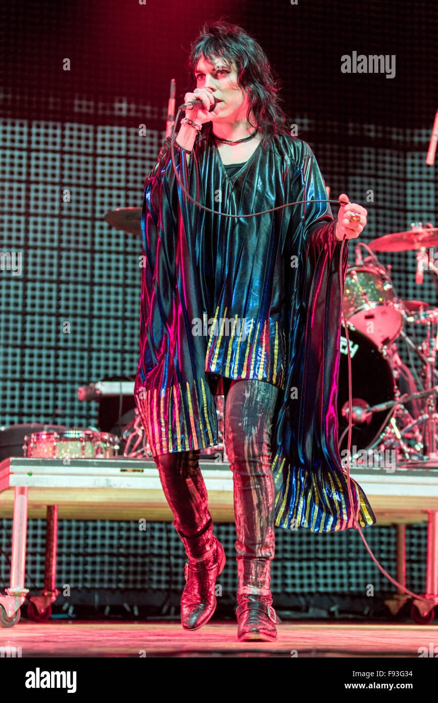 Struts singer hi-res stock photography and images - Alamy