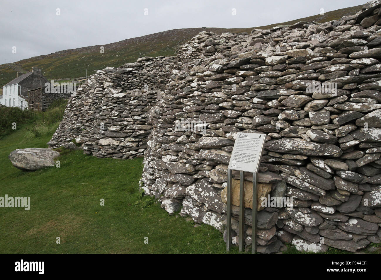 Beehive huts at Fahan on the Dingle Peninsula Stock Photo - Alamy