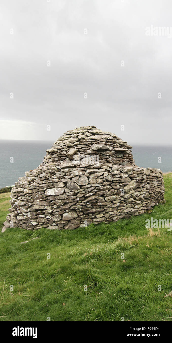 Beehive hut at Fahan on the Dingle Peninsula Stock Photo - Alamy