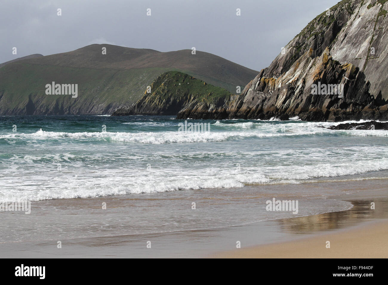Atlantic surf at Coumeenoole Beach, Dunmore Head on the Dingle ...