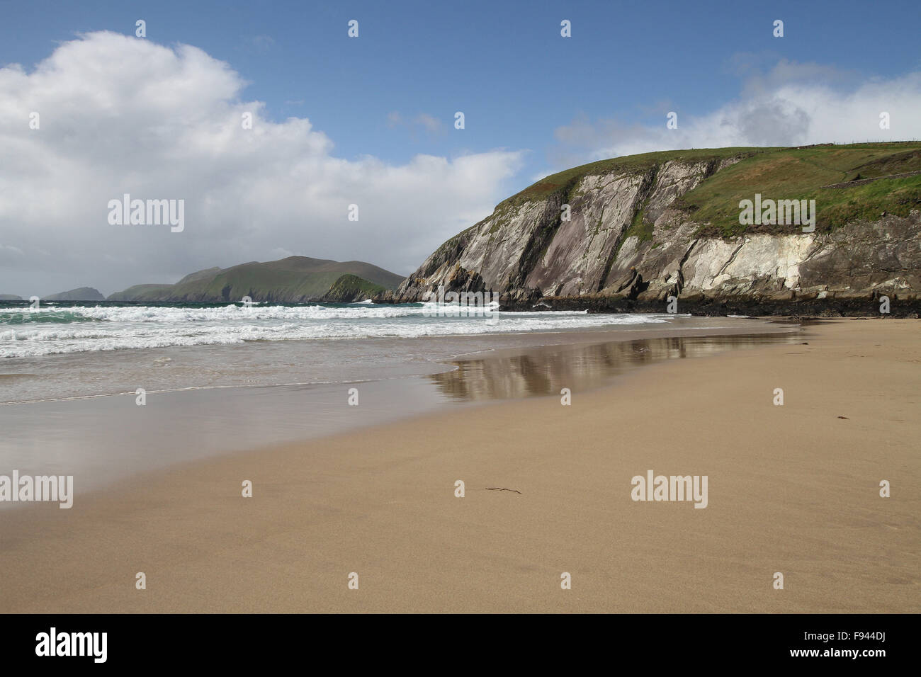 Atlantic surf at Coumeenoole Beach, Dunmore Head on the Dingle ...