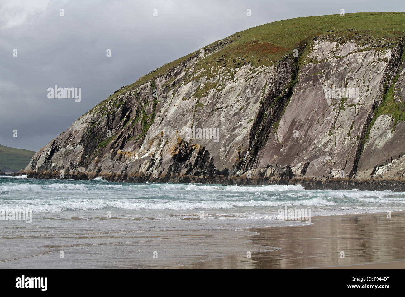 Atlantic surf at Coumeenoole Beach, Dunmore Head on the Dingle ...