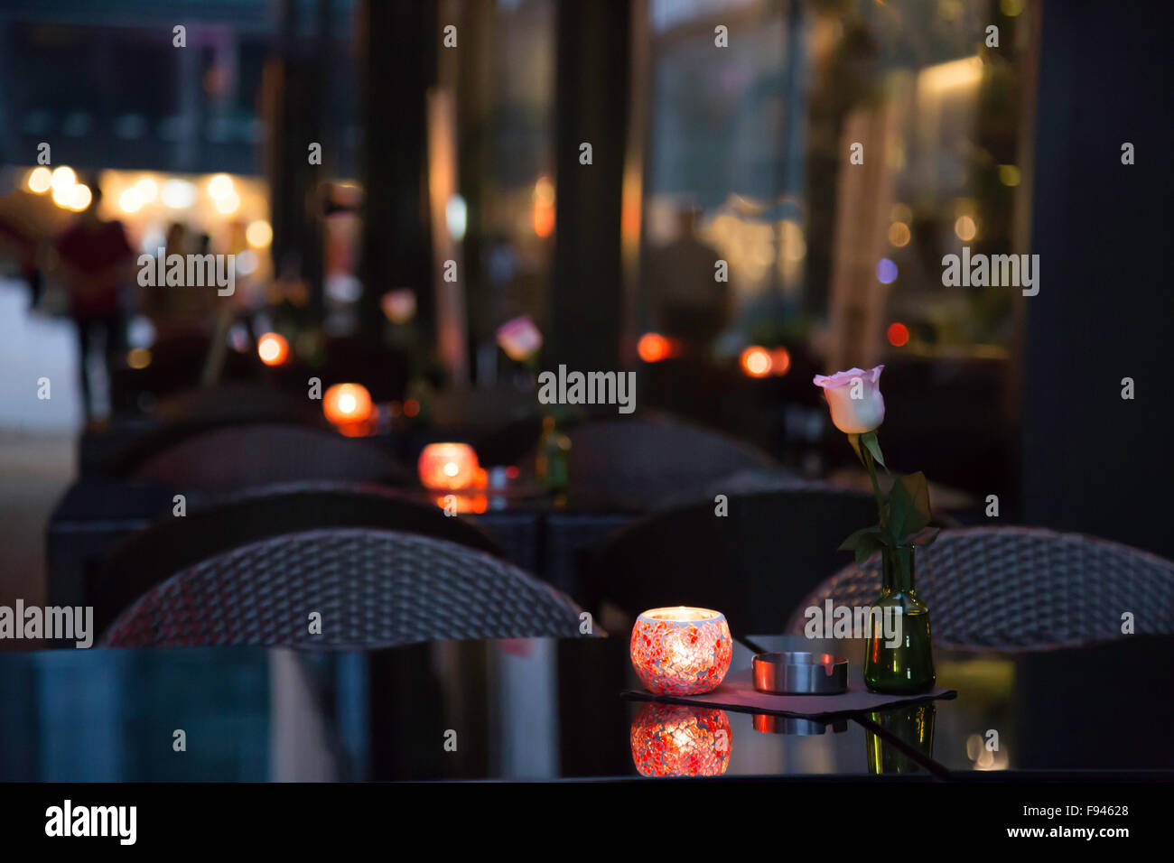 Empty bar hi-res stock photography and images - Alamy