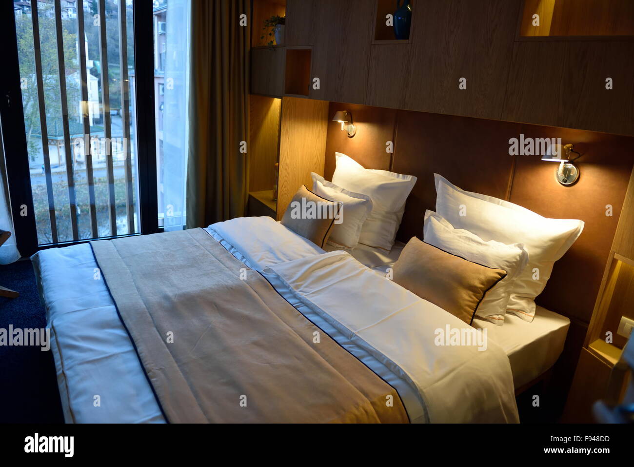 Interior of modern comfortable hotel room Stock Photo - Alamy