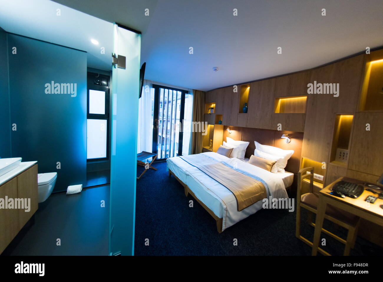 Interior of modern comfortable hotel room Stock Photo - Alamy