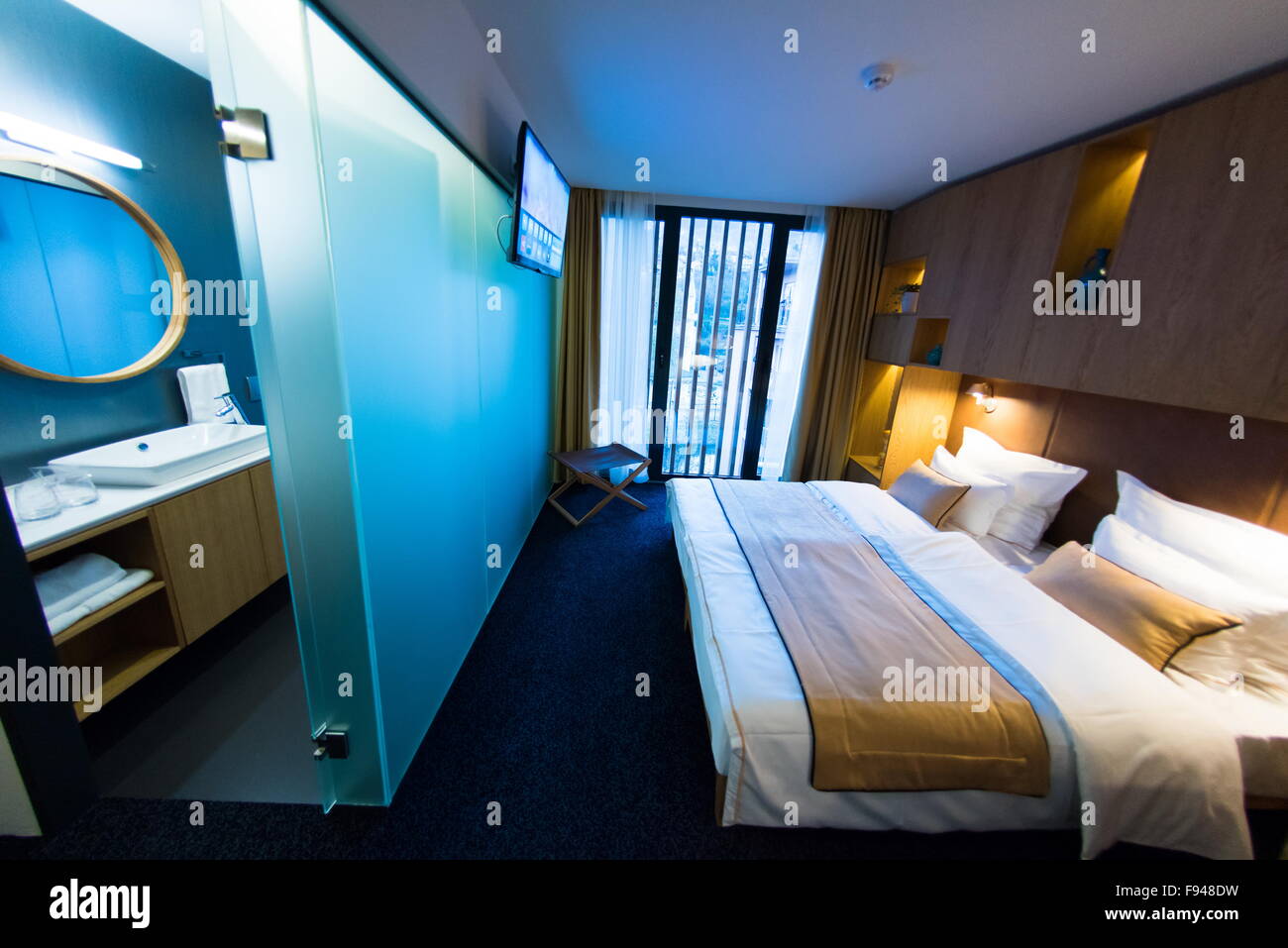 Interior of modern comfortable hotel room Stock Photo - Alamy