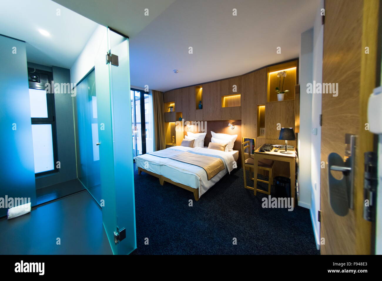 Interior of modern comfortable hotel room Stock Photo - Alamy