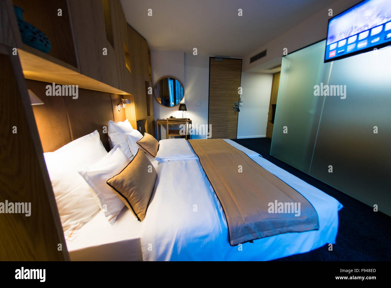 Interior of modern comfortable hotel room Stock Photo - Alamy