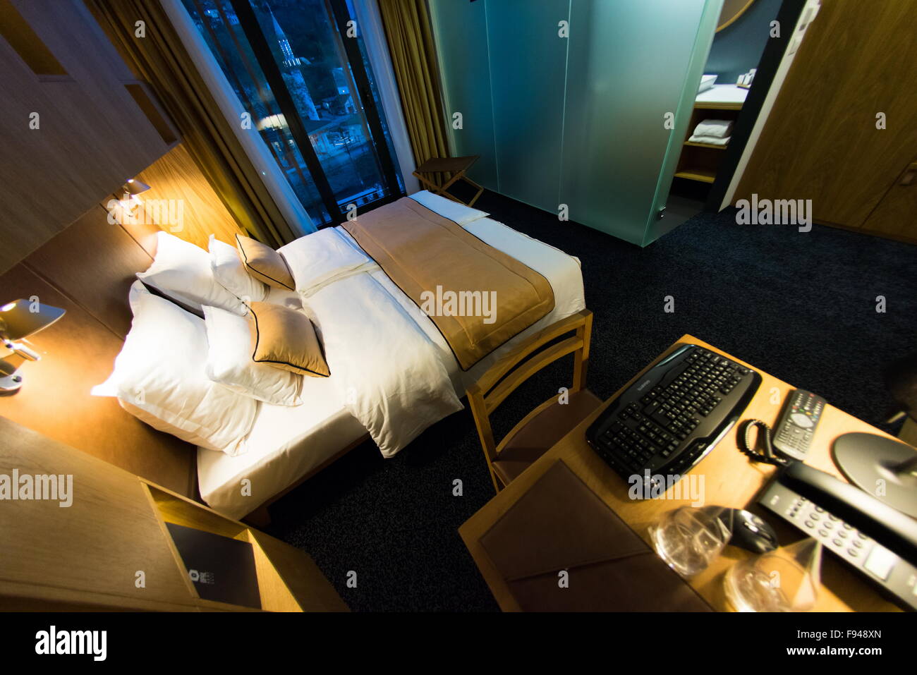 Interior of modern comfortable hotel room Stock Photo - Alamy