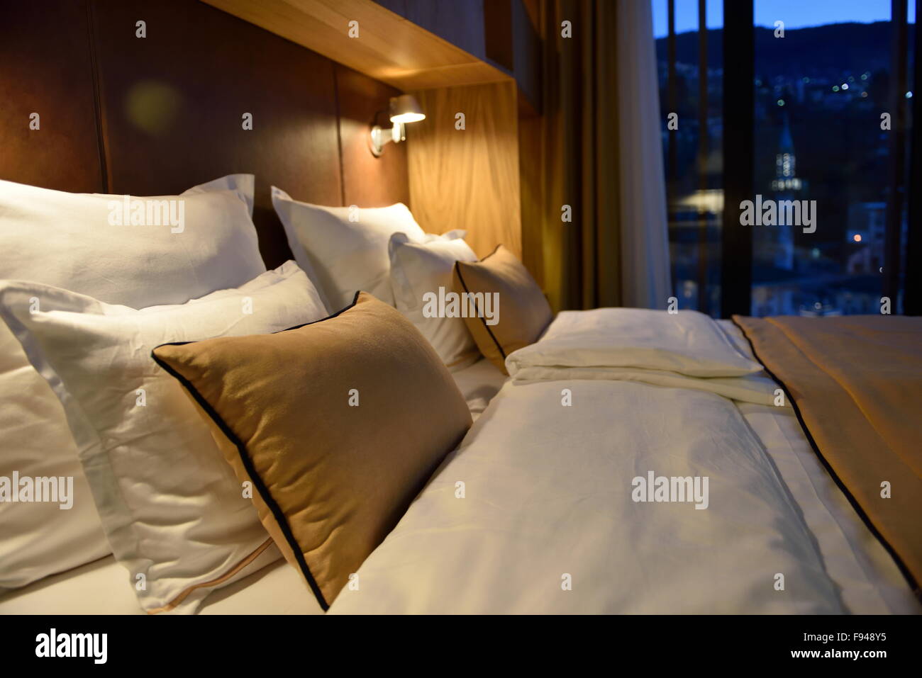 Interior of modern comfortable hotel room Stock Photo - Alamy