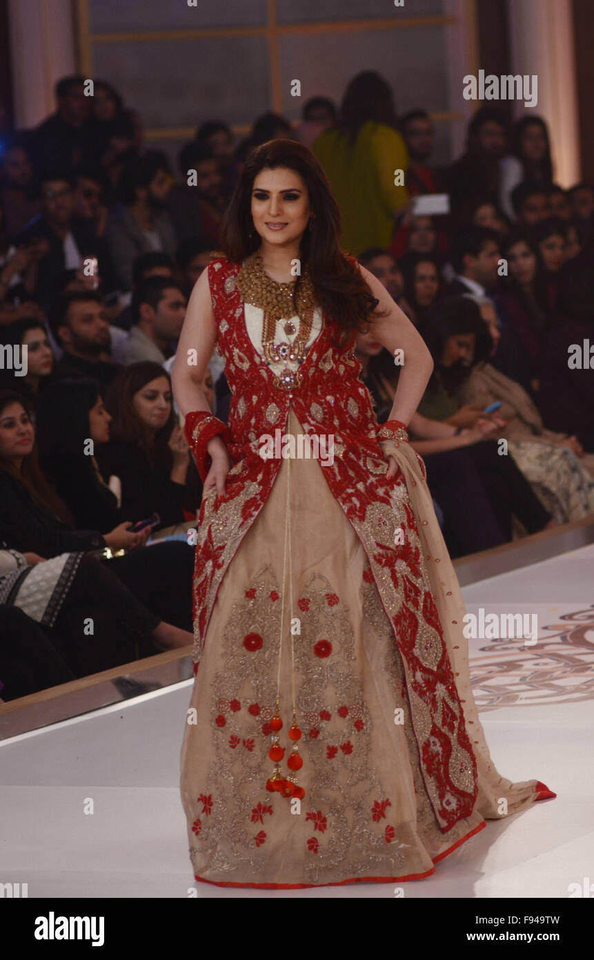 Lahore, Pakistan. 13th Dec, 2015. Pakistani model presents the creation ...