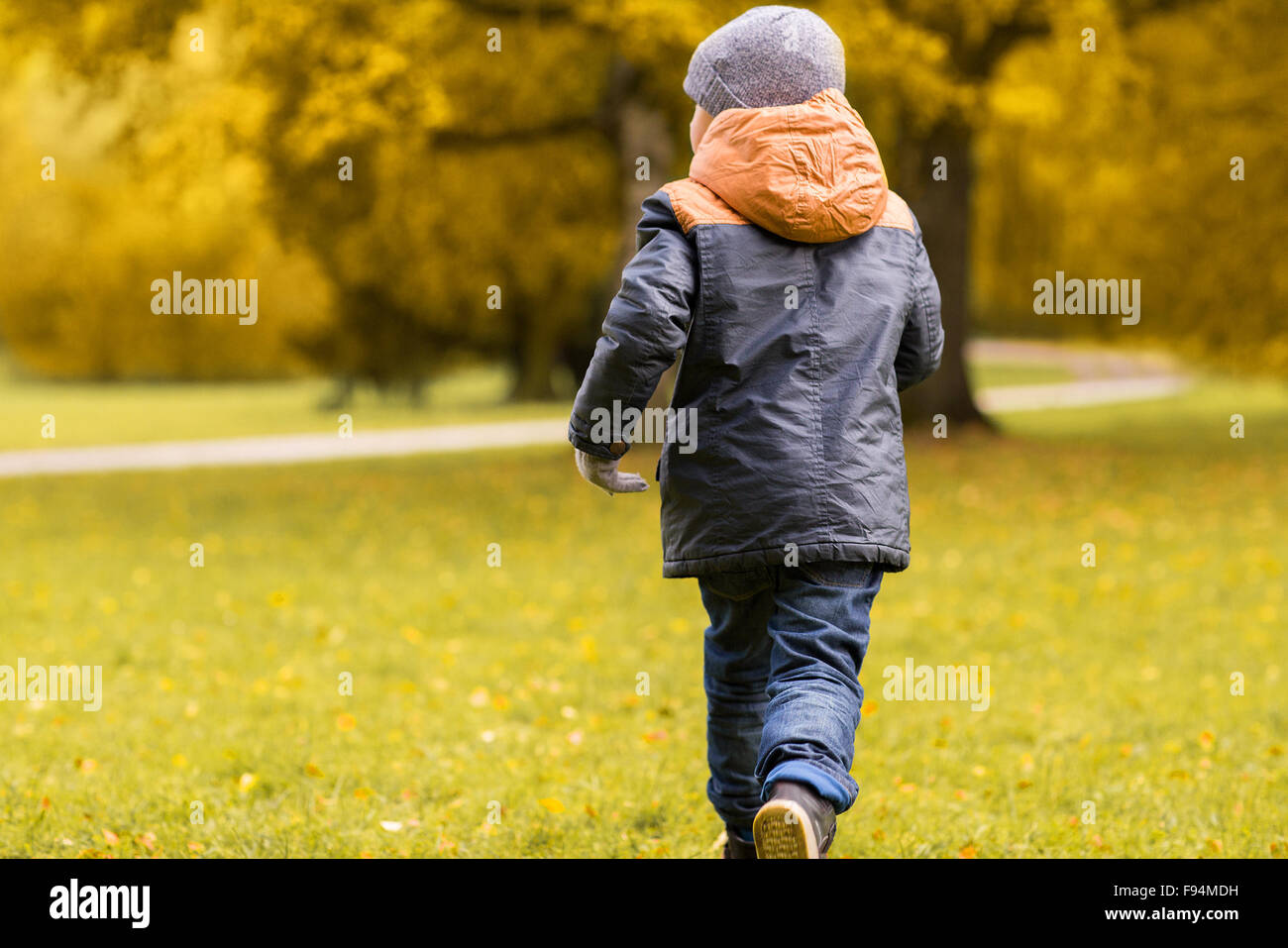 Child back view anonymous hi-res stock photography and images - Alamy