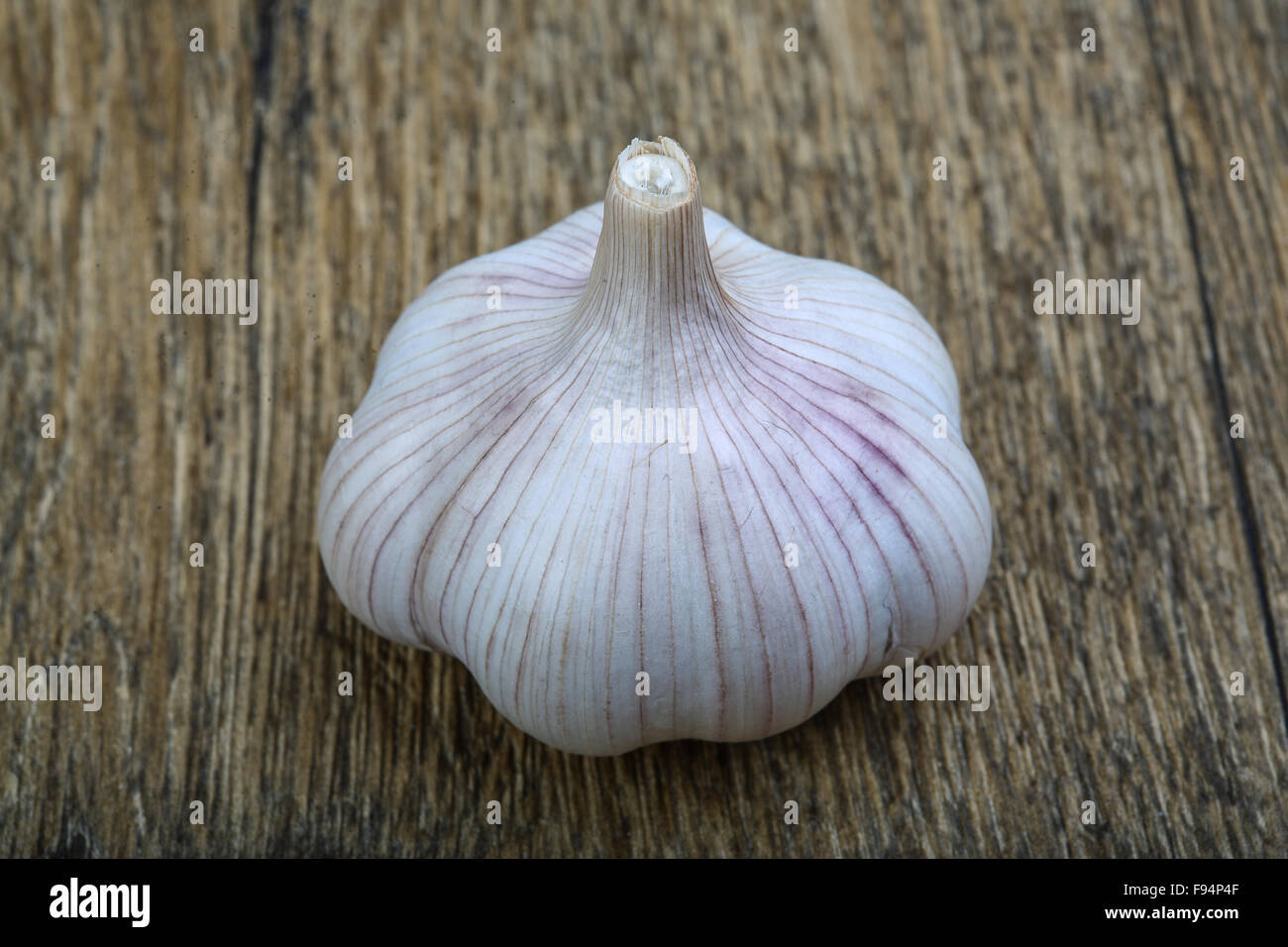 Ripe fresh Garlic on the wood background Stock Photo - Alamy
