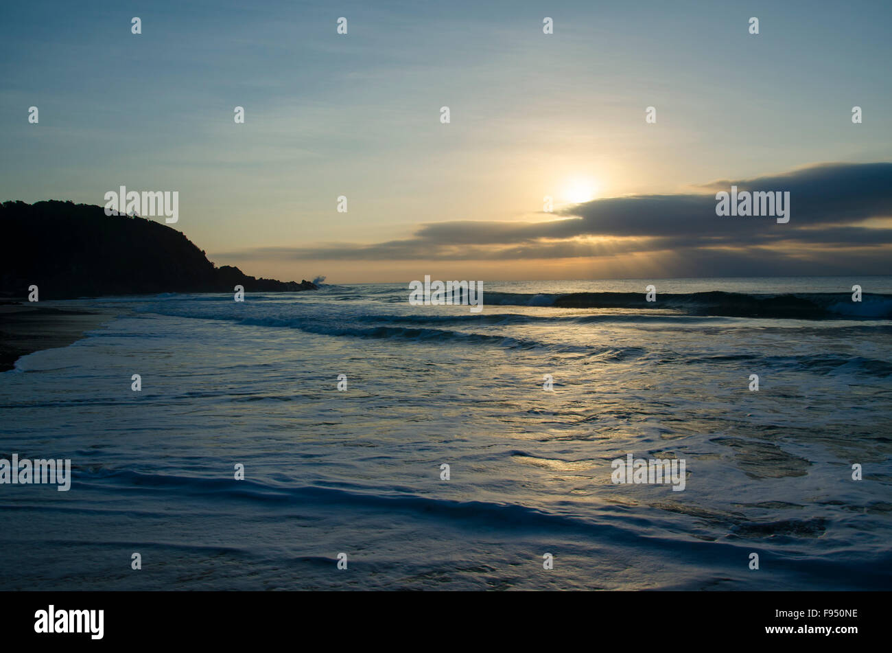 Sun rising over ocean hi-res stock photography and images - Alamy