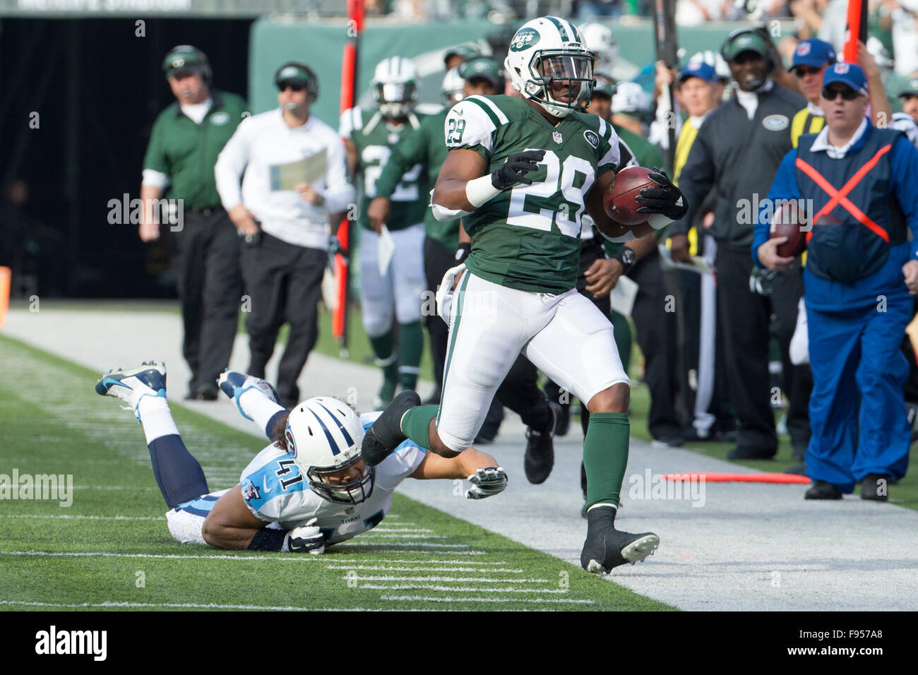 December 13, 2015, New York Jets running back Bilal Powell (29) runs ...