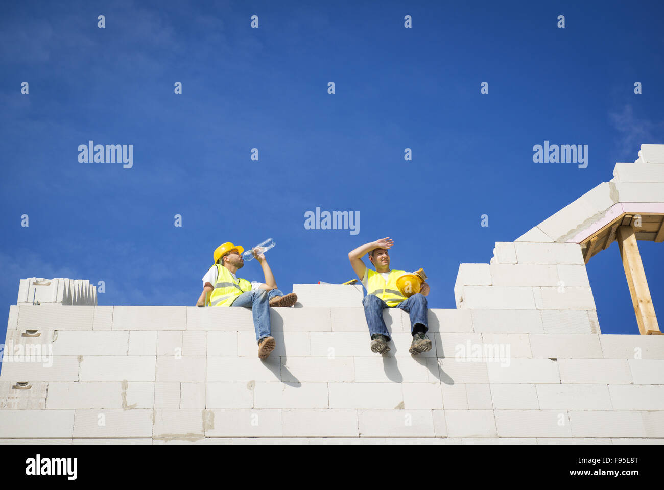 Builders beams hi-res stock photography and images - Alamy
