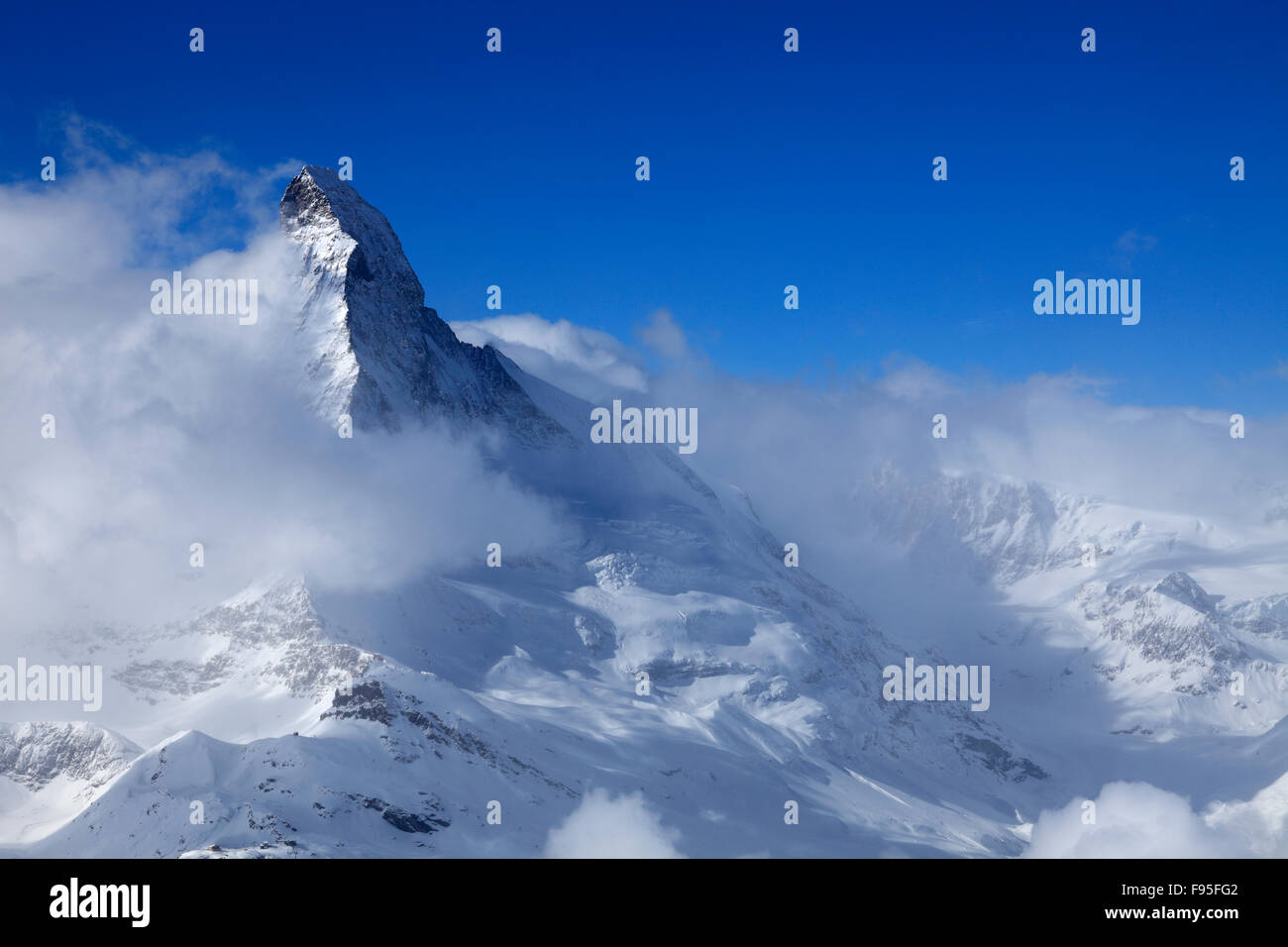Winter snow, Matterhorn mountain (4,478 M), Zermatt ski resort, Valais ...