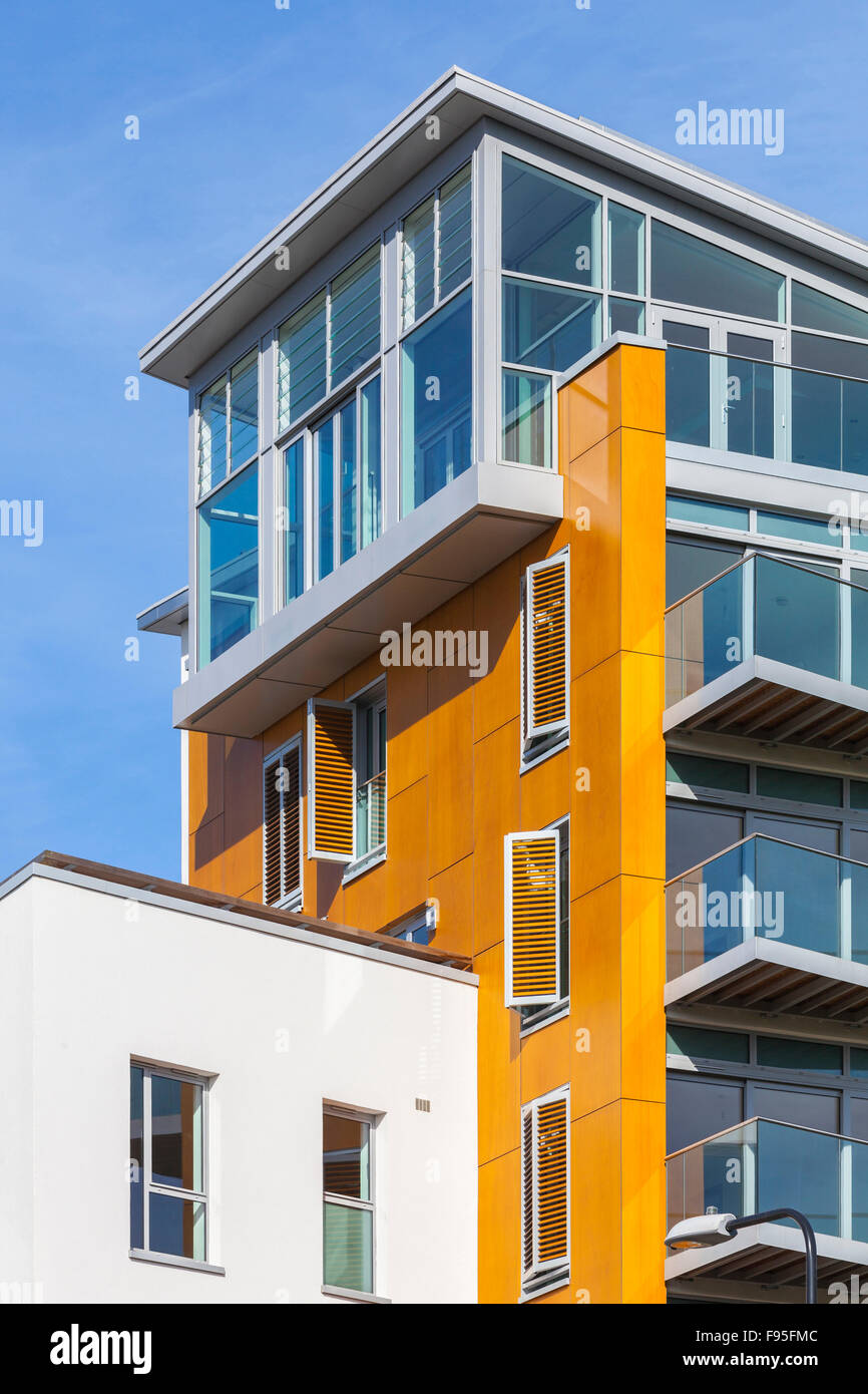 Parkway, Newbury, Berkshire. Exterior view of the apartment building ...