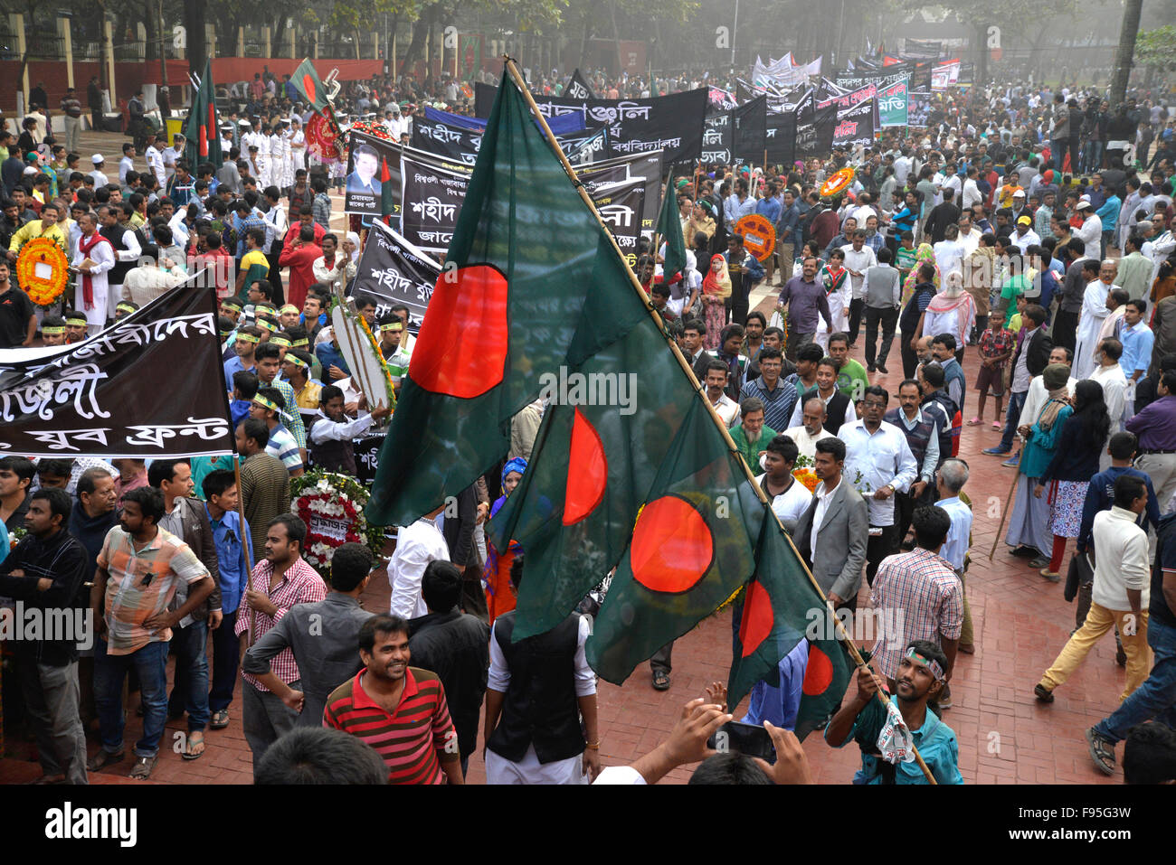 Dhaka, Bangladesh. 14th Dec, 2015. Bangladeshis gathered for paying ...