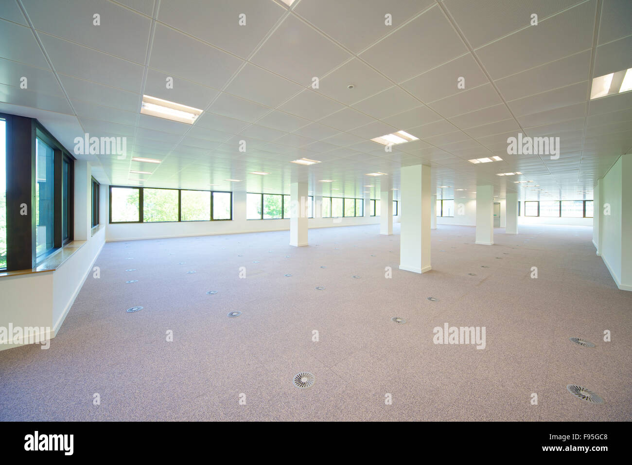 The Capitol Building, Bracknell. Interior view of an empty floor of The ...
