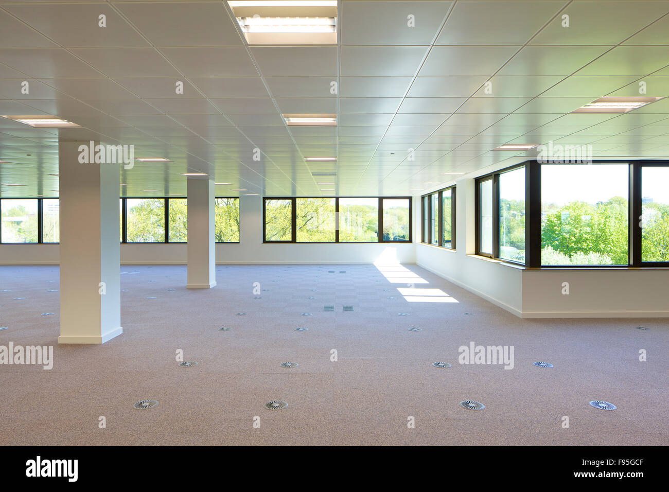 The Capitol Building, Bracknell. Interior view of an empty floor of The ...
