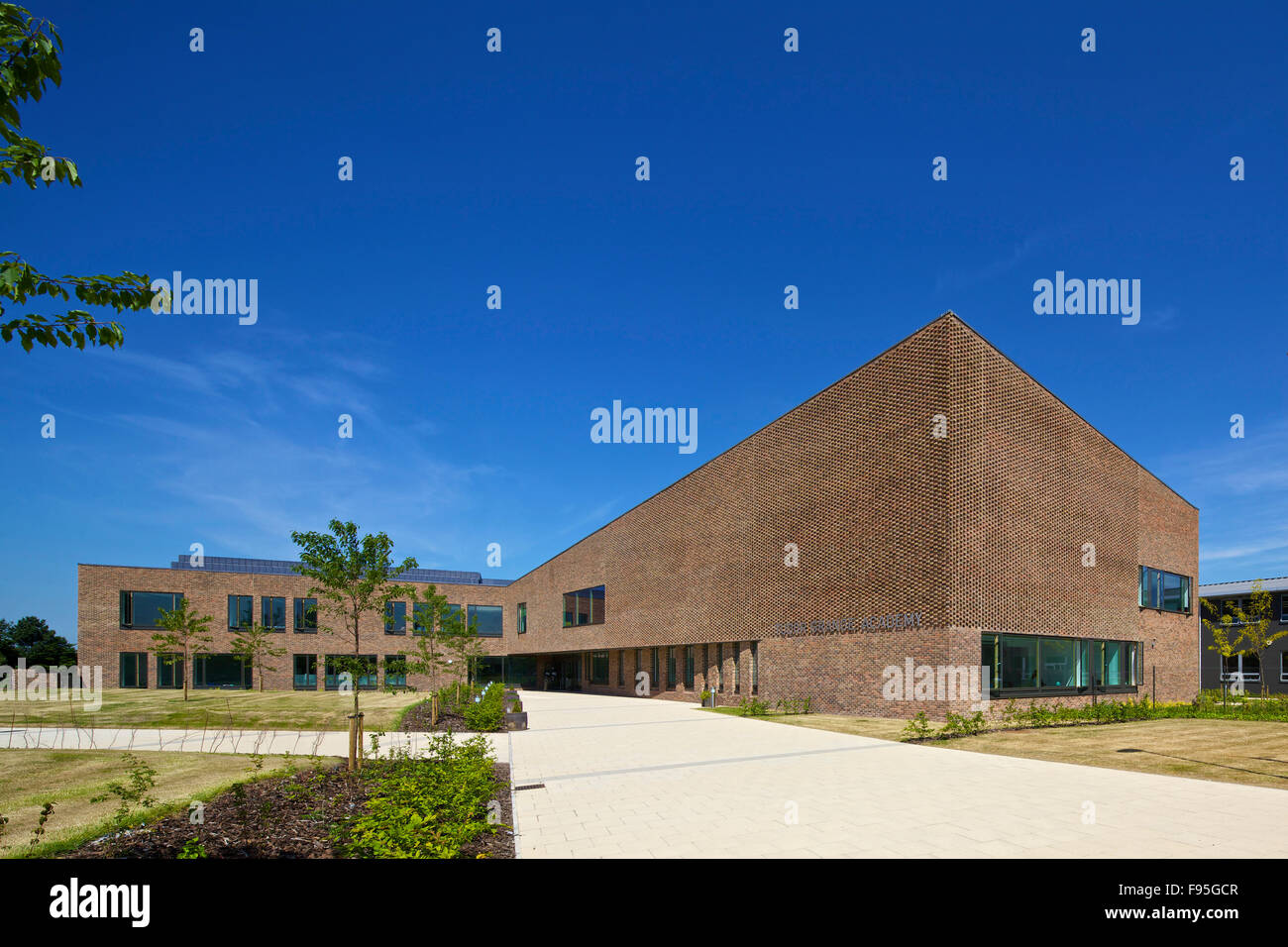 Tudor Grange Academy, Worcester. Exterior view of Tudor Grange Academy ...