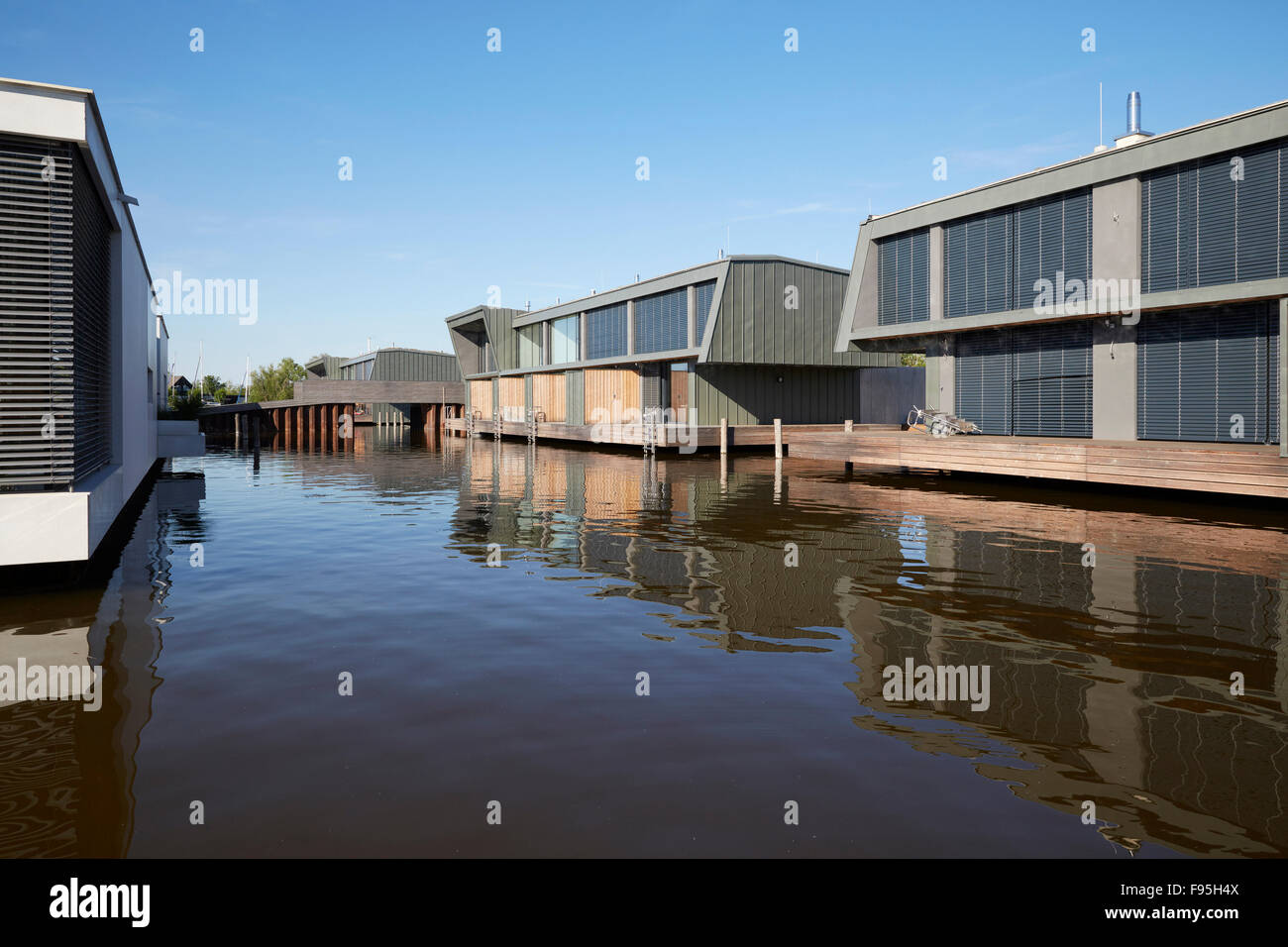 Buildings overlooking the water, at the lake, contemporary lakeside ...