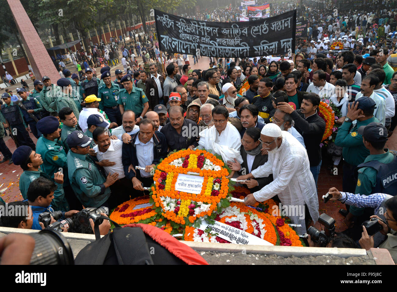 Dhaka, Bangladesh. 14th Dec, 2015. Bangladeshis is paying homage to the ...