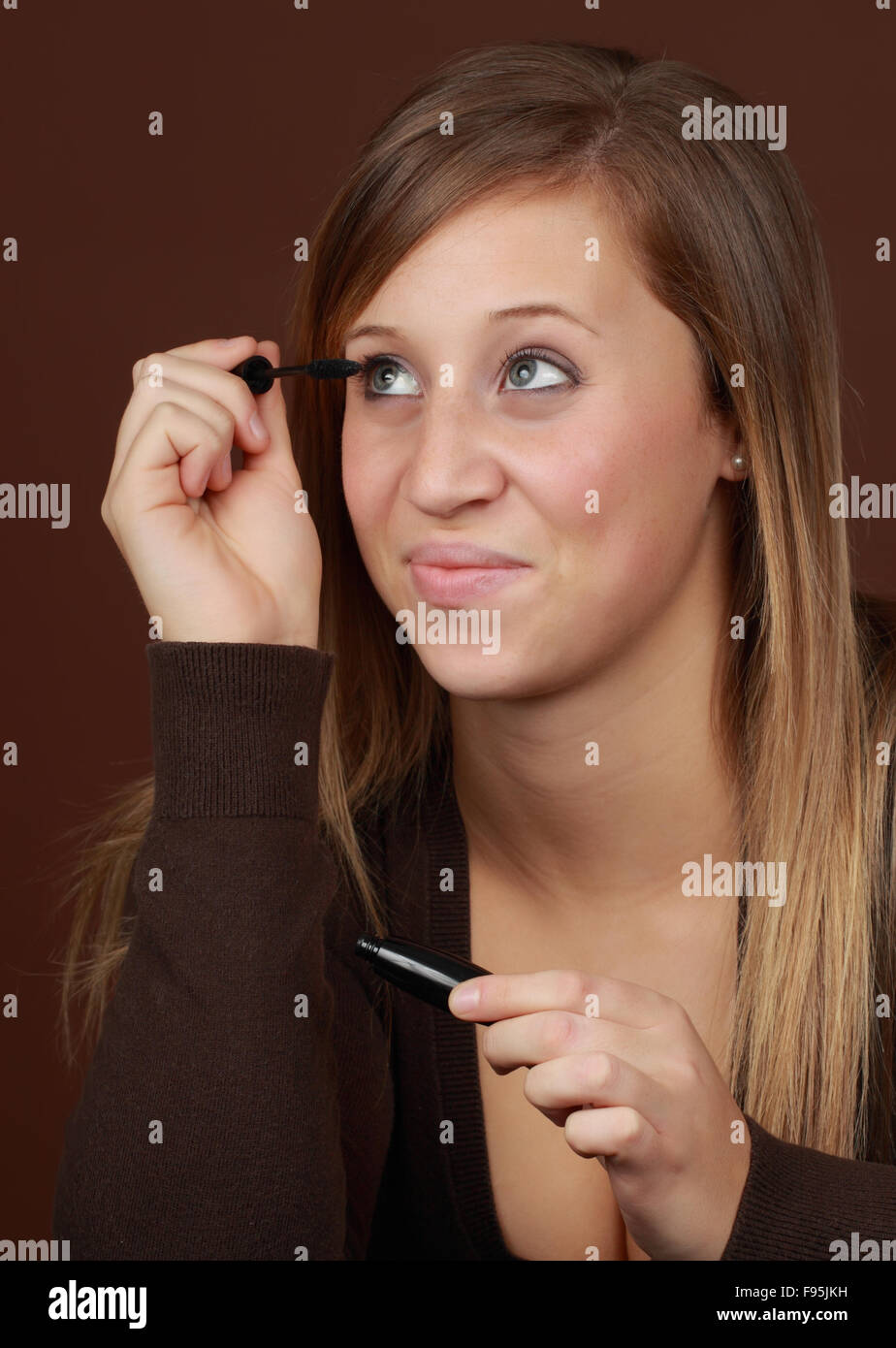 woman applying mascara Stock Photo - Alamy