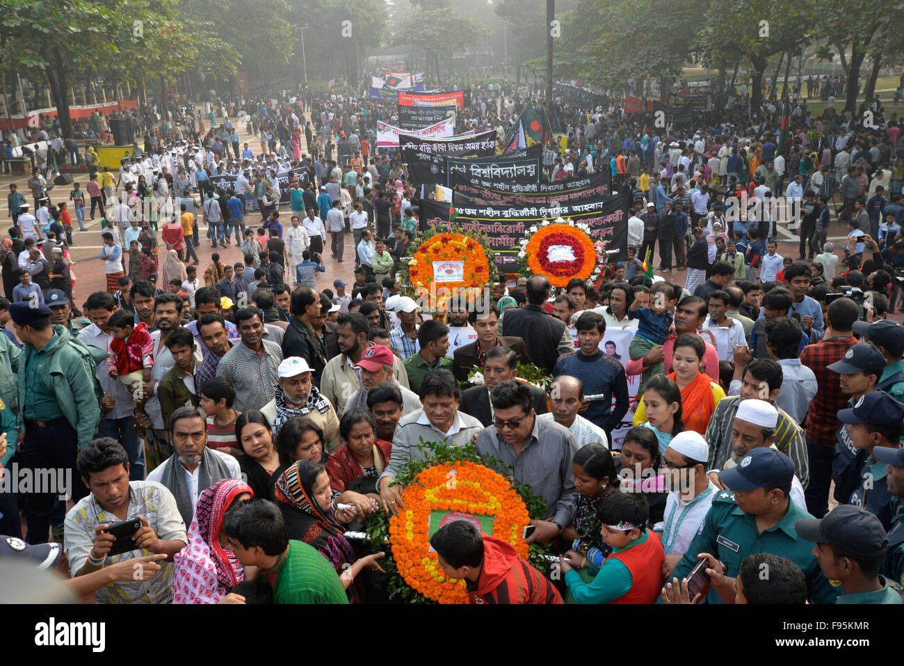 Dhaka, Bangladesh. 14th Dec, 2015. Bangladeshis is paying homage to the ...