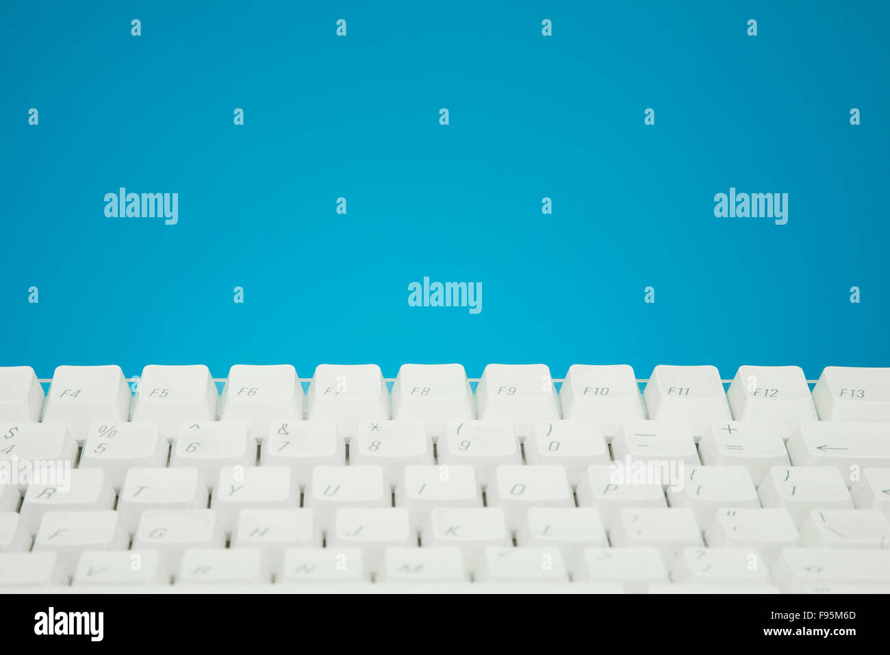 white apple computer keyboard Stock Photo - Alamy