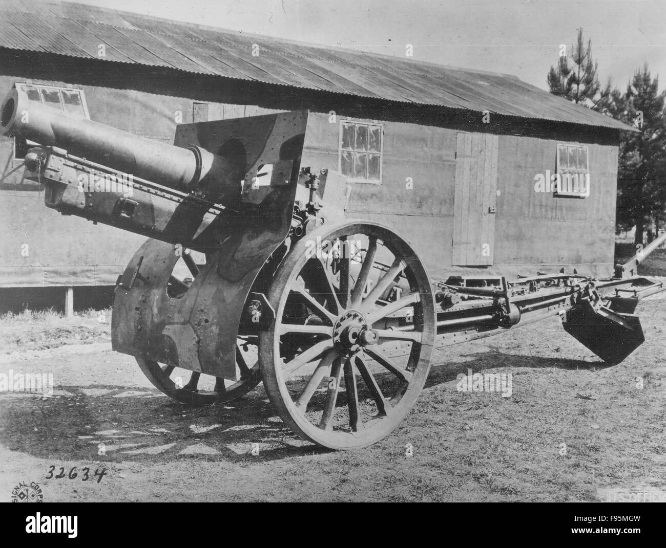 155 mm howitzer hi-res stock photography and images - Alamy