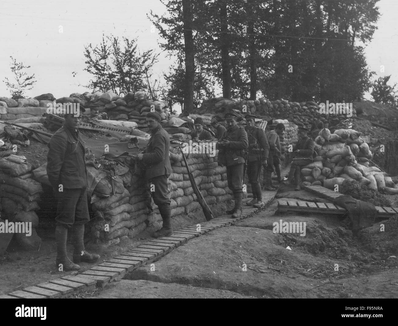 British front belgium 1915 canadian troops front hi-res stock ...