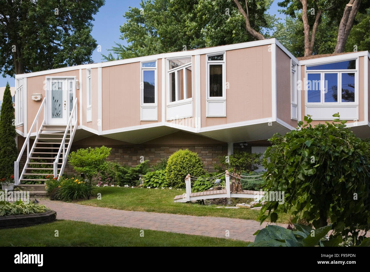 Modern cube hi-res stock photography and images - Alamy