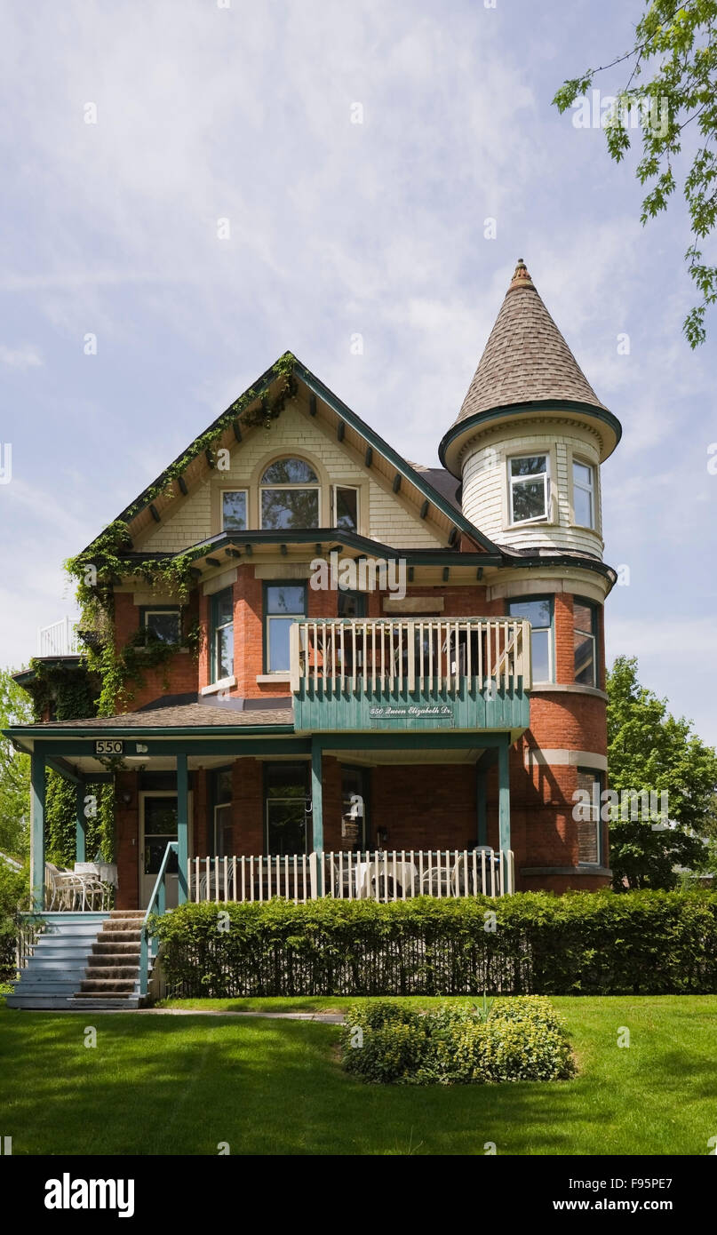 Victorian style cottage hi-res stock photography and images - Alamy