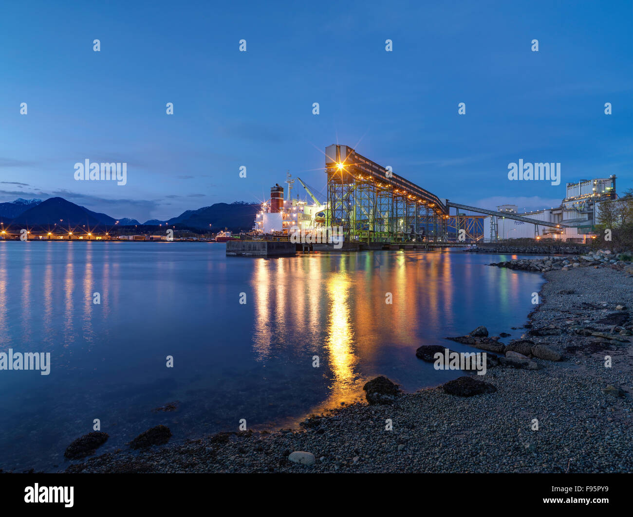 Docks hi-res stock photography and images - Alamy