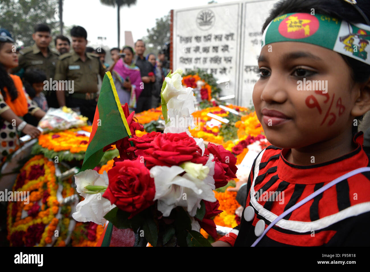 Dhaka, Bangladesh. 14th Dec, 2015. Bangladeshis is paying homage to the ...