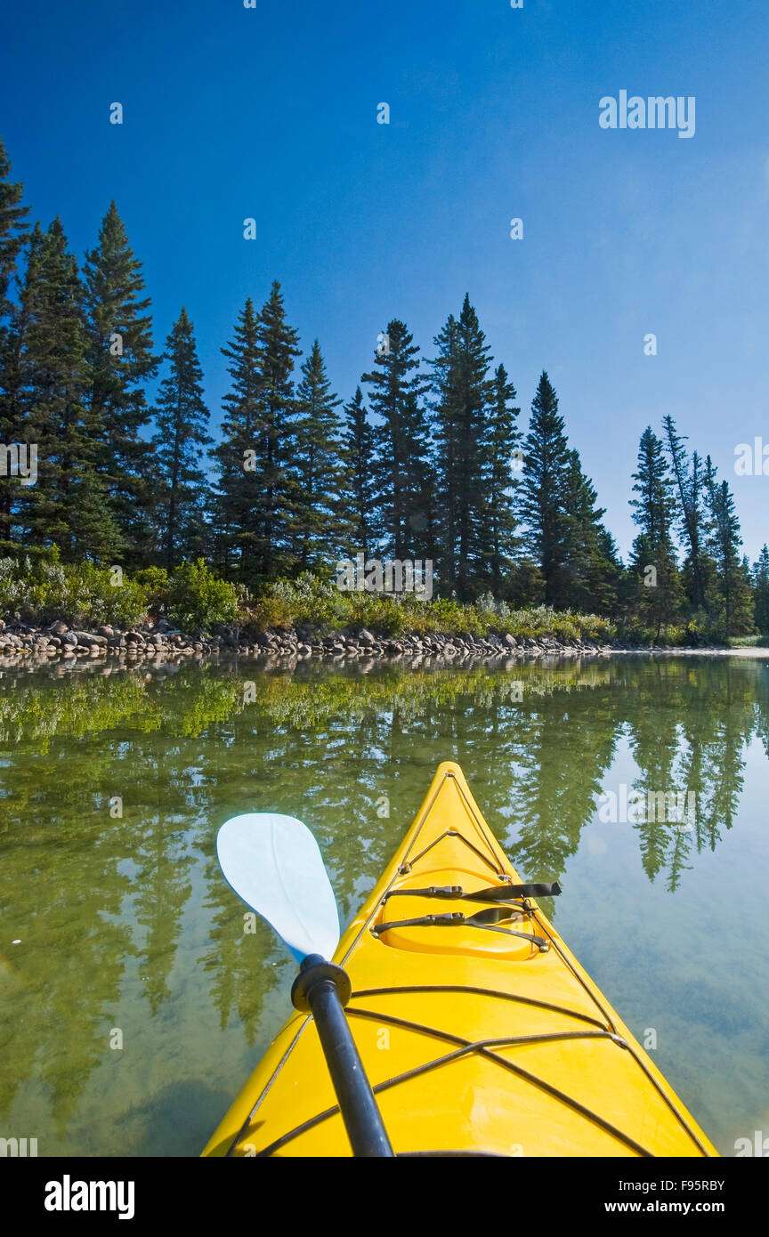 Kayaking shoreline clear blue hi-res stock photography and images - Alamy