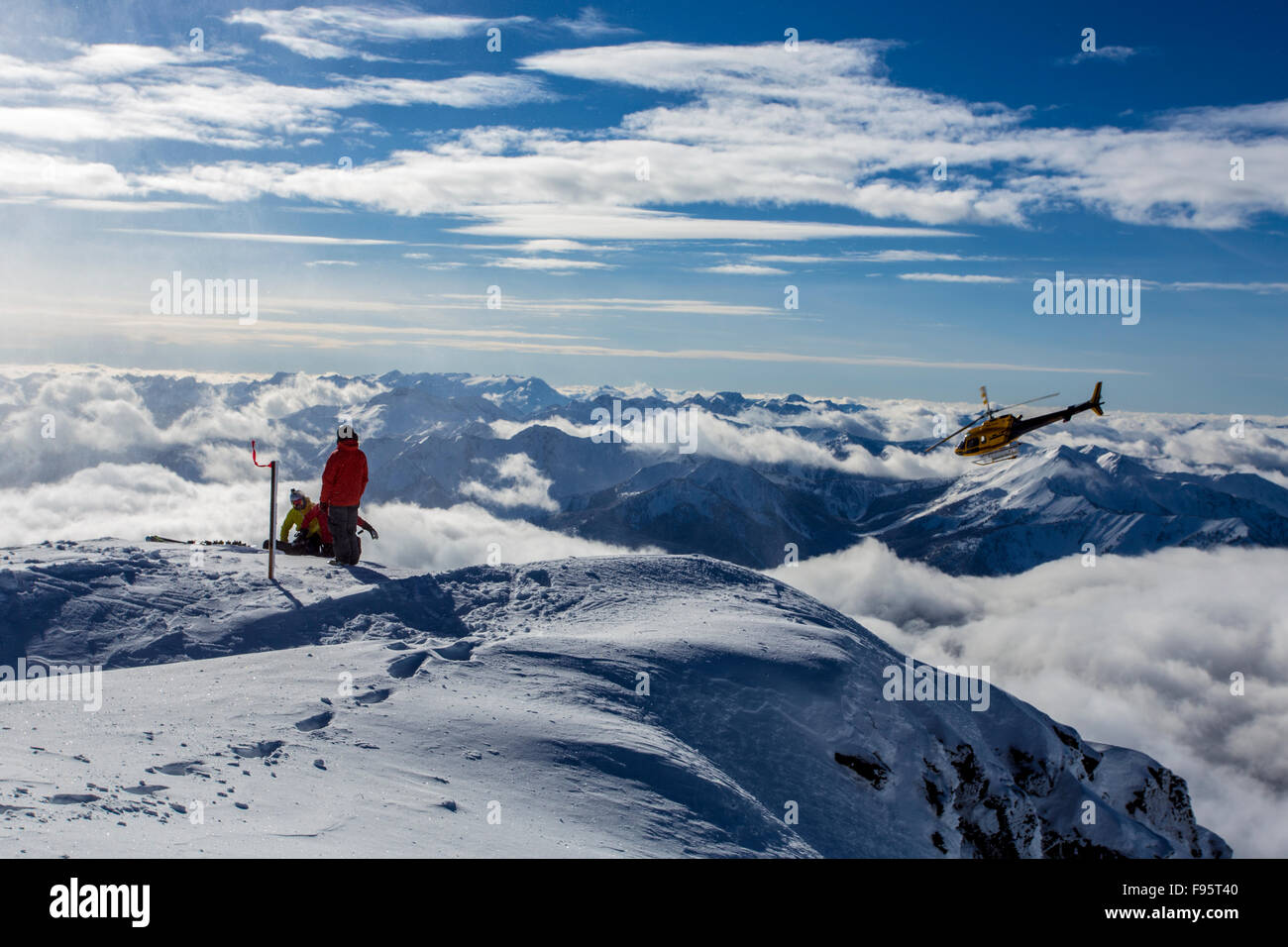 Heli helicopter skiing hi-res stock photography and images - Alamy