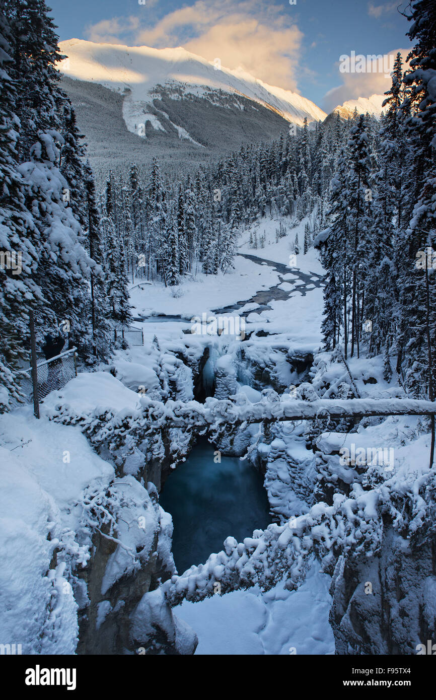 Sunwapta river and falls in winter hi-res stock photography and images ...