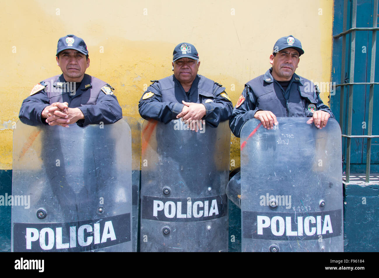 Lima policeman hi-res stock photography and images - Alamy