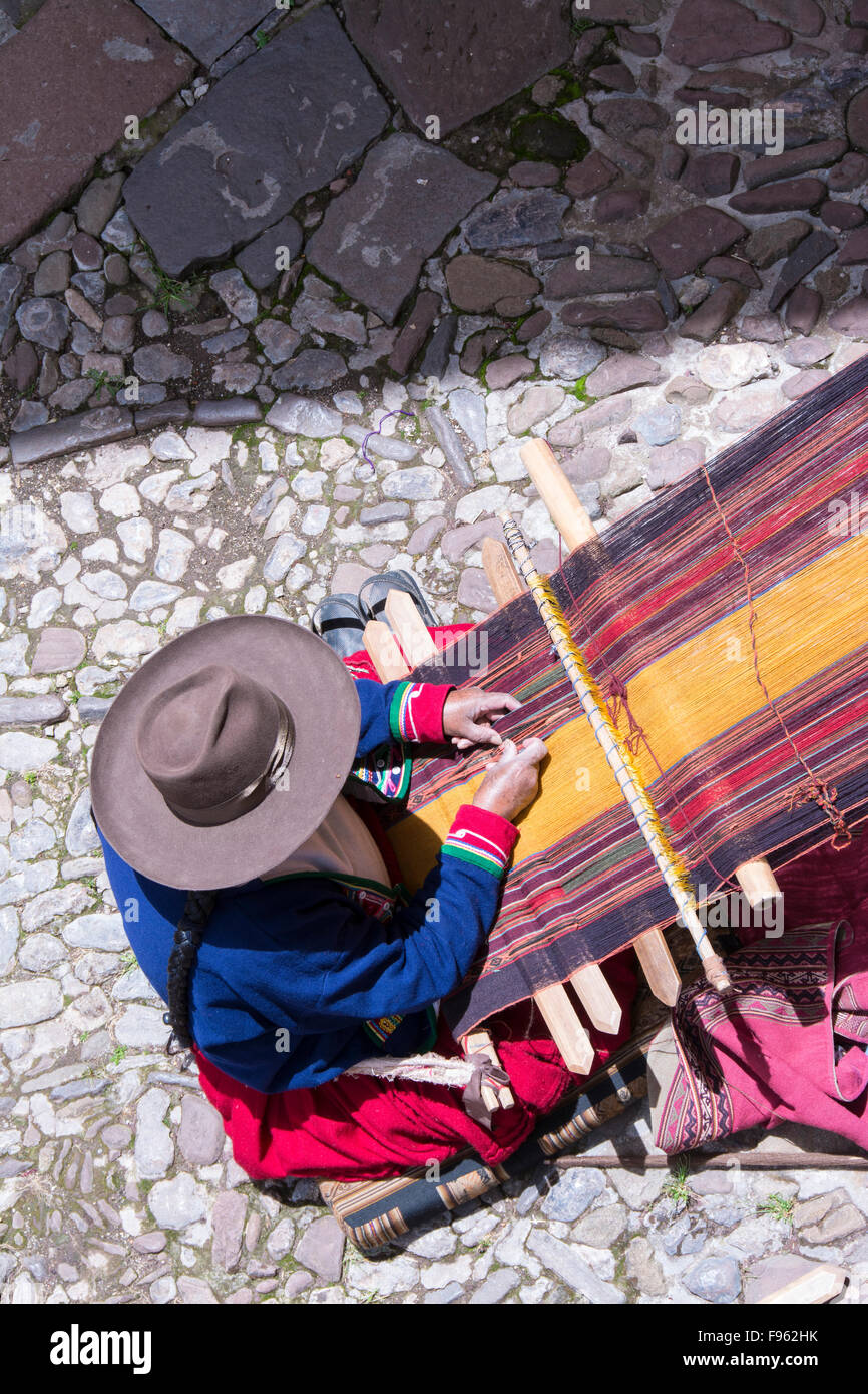 Quechua women weaving andes hi-res stock photography and images - Alamy
