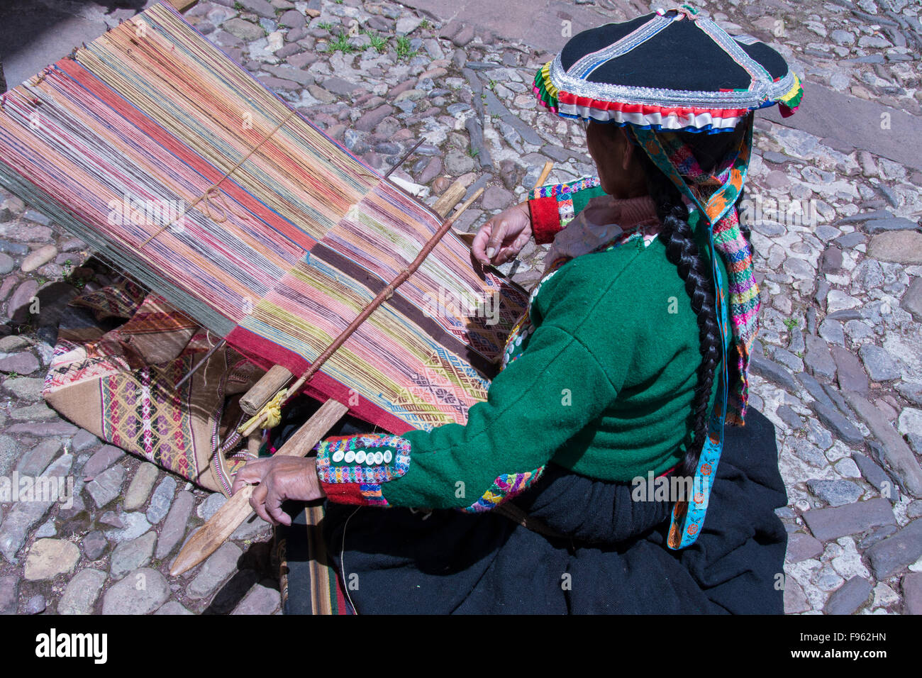 Quechua women weaving andes hi-res stock photography and images - Alamy