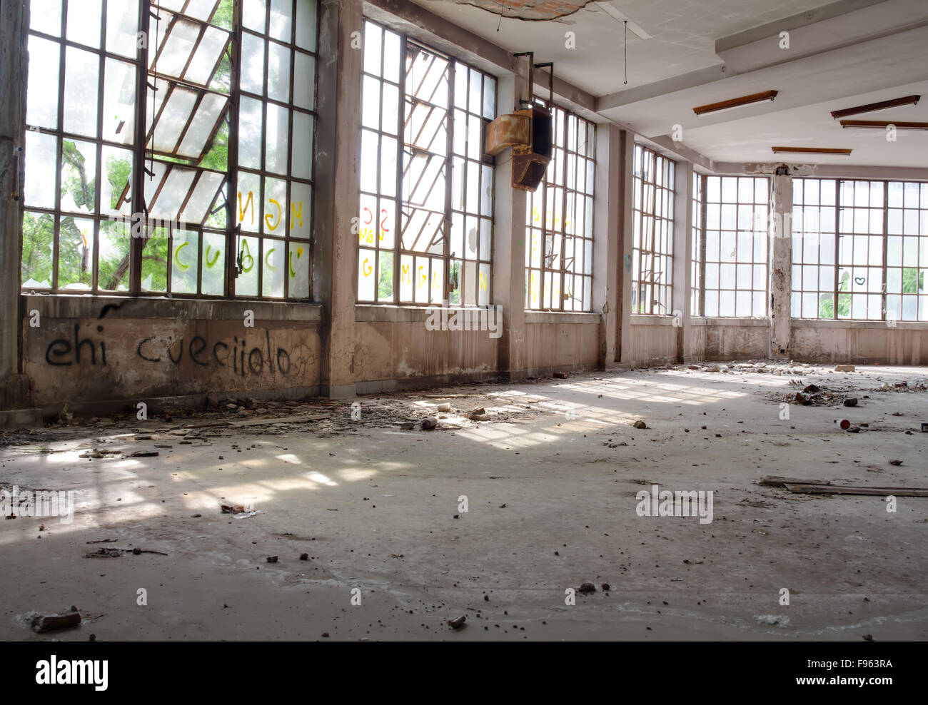 Dismantling of windows hi-res stock photography and images - Alamy